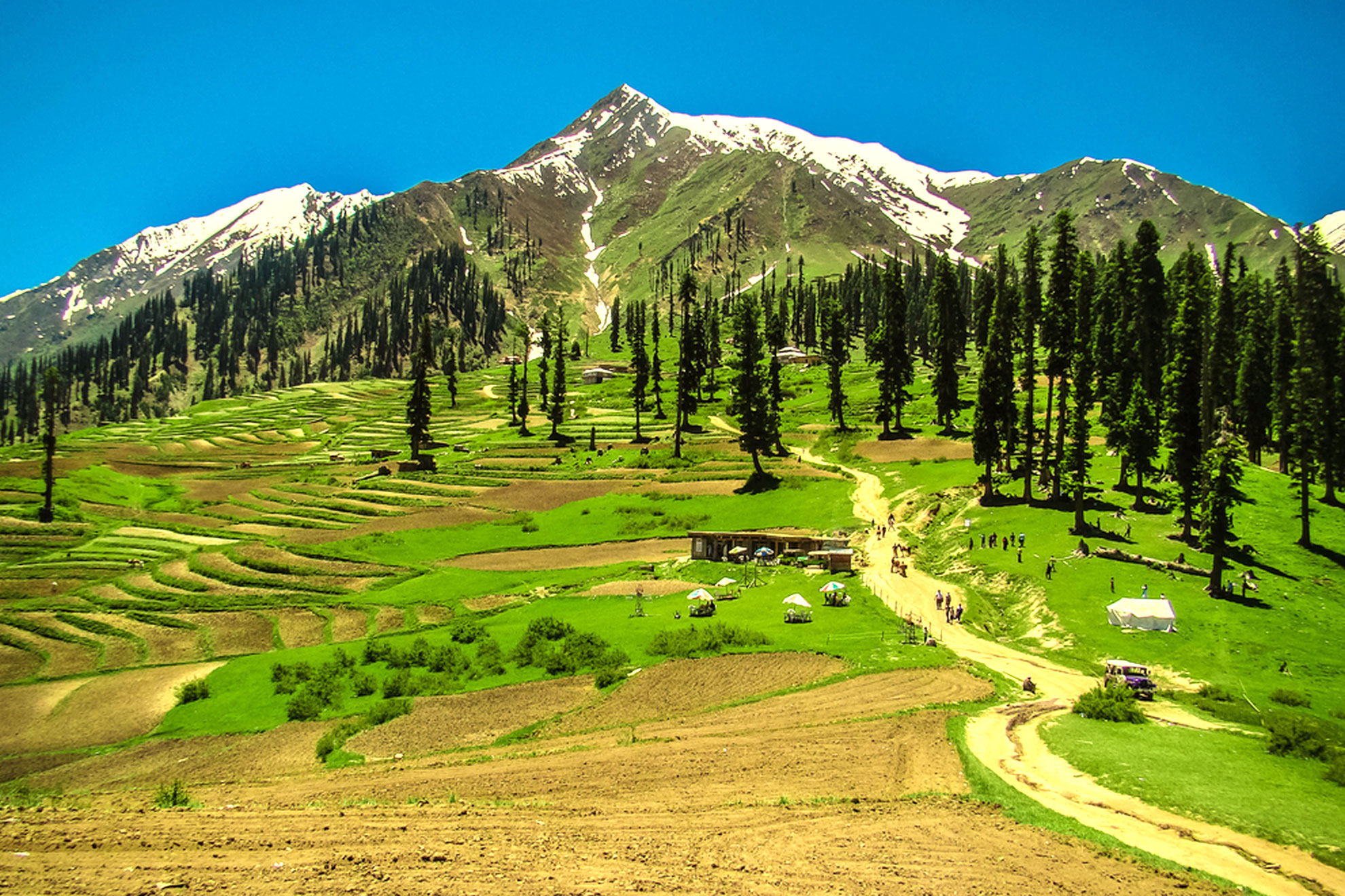 Why Pakistan is the best country for adventurous road trips?